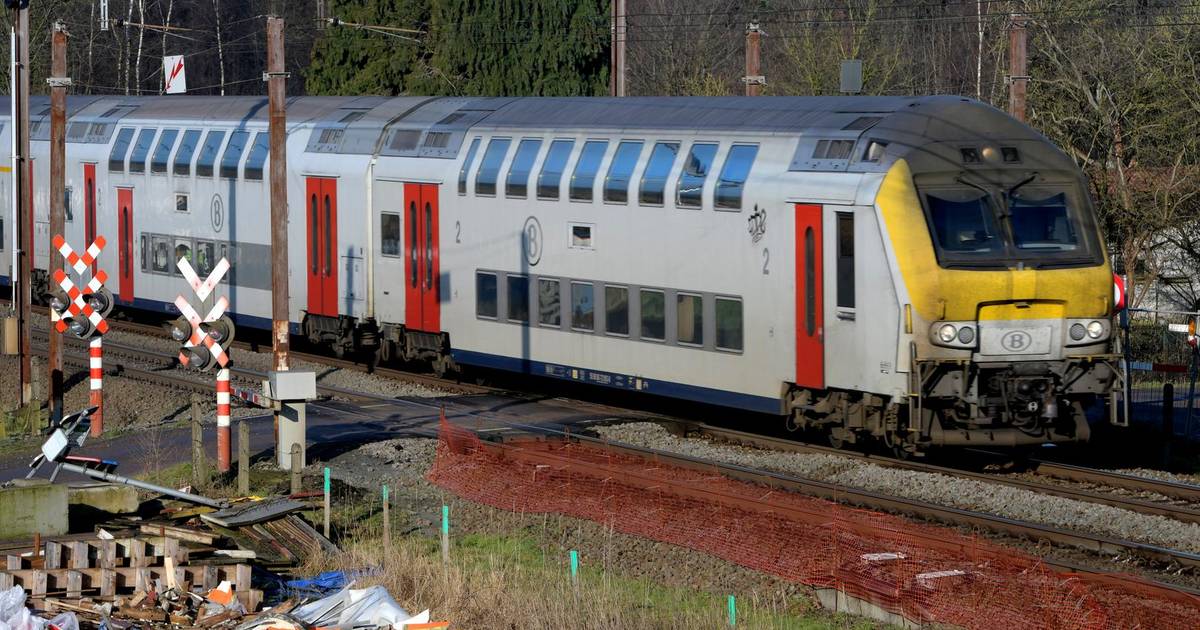 Un automobiliste décède dans une collision avec un train à un passage à niveau à Ath | Faits ...