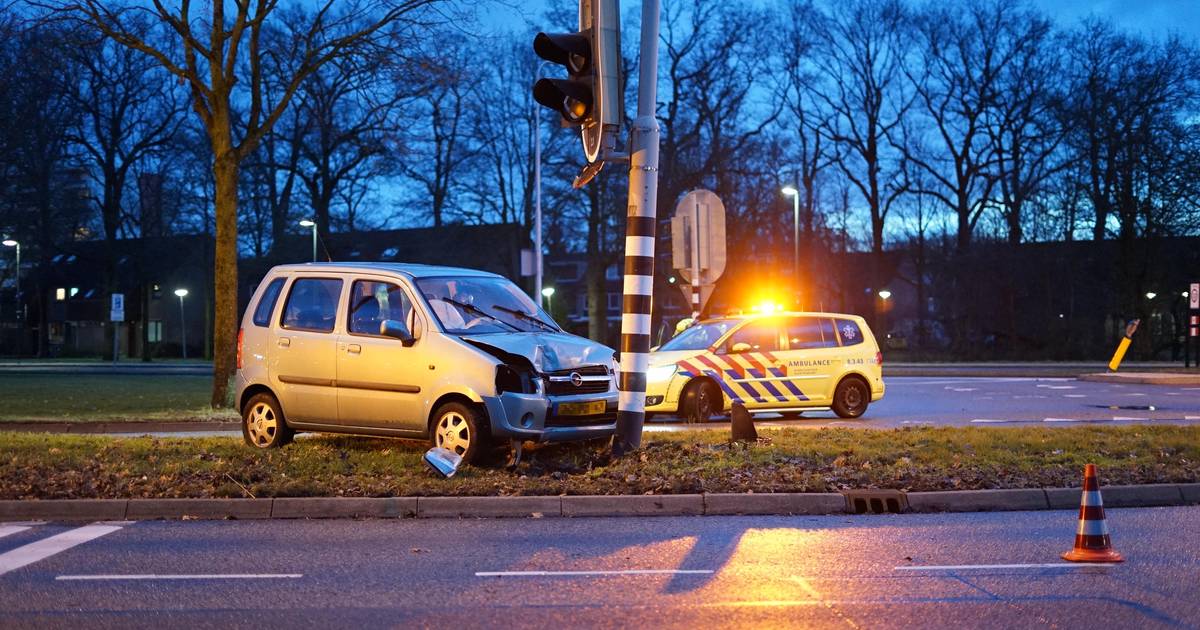 Verkeerslichten vallen uit nadat auto er frontaal tegenaan botst | Nijmegen | gelderlander.nl