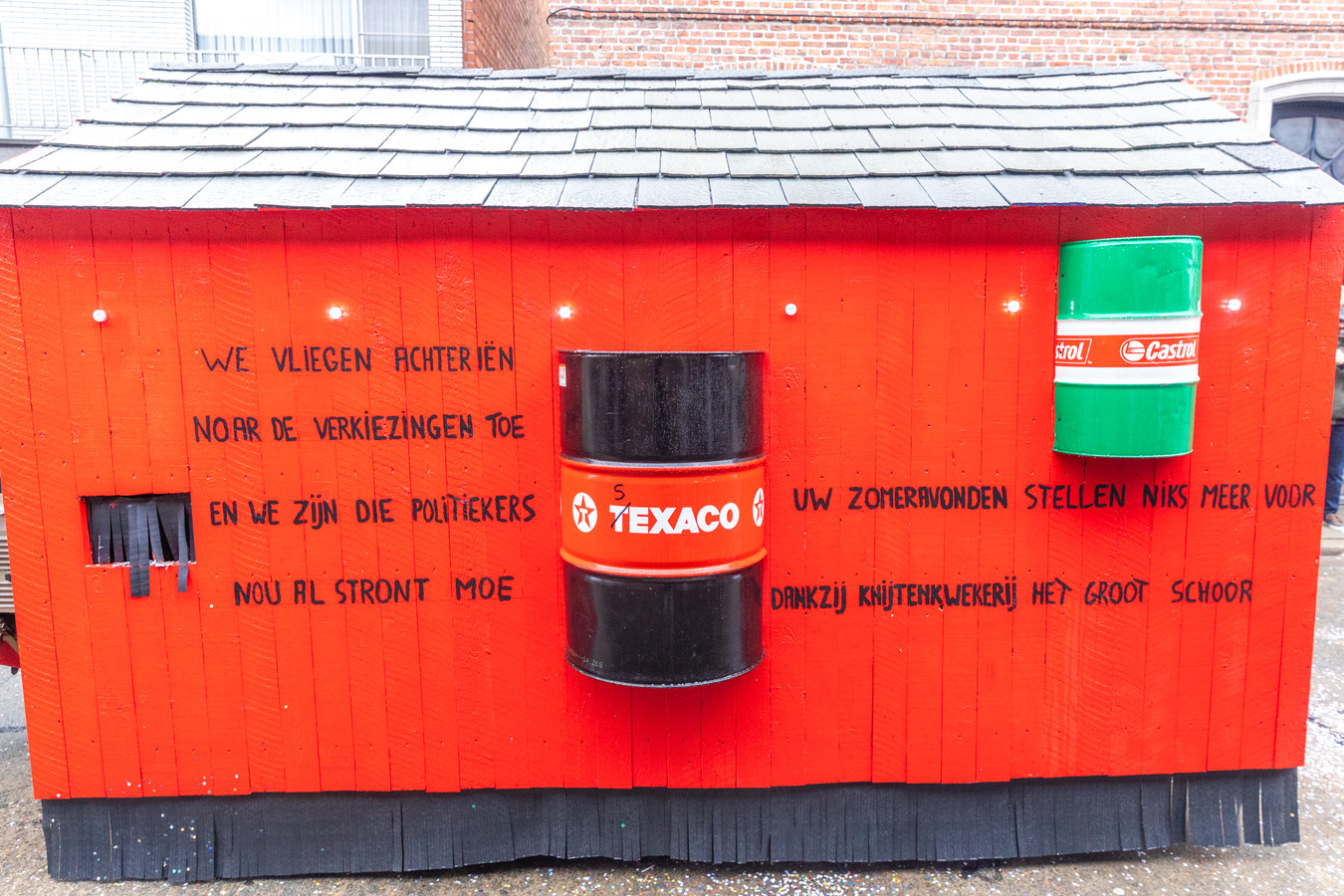 Moerzeke carnaval schot in de roos, massa volk langs de kant | Foto ...