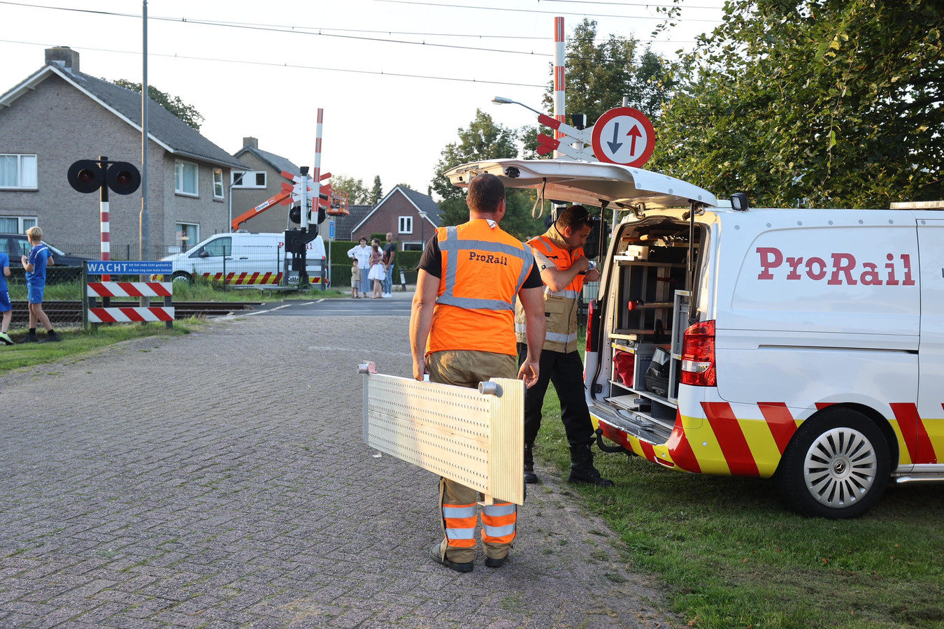 Dorstige reizigers krijgen water van hulpdiensten na stilvallen trein ...