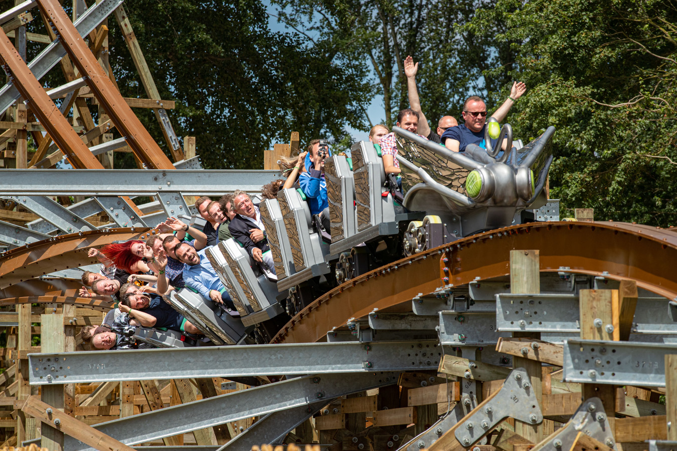 Beleef het mee: de eerste rit in de nieuwe achtbaan van Walibi Holland ...