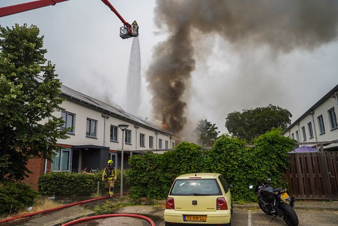 Felle woningbrand in Arnhem laait weer op: 94 woningen ontruimd, dak ...