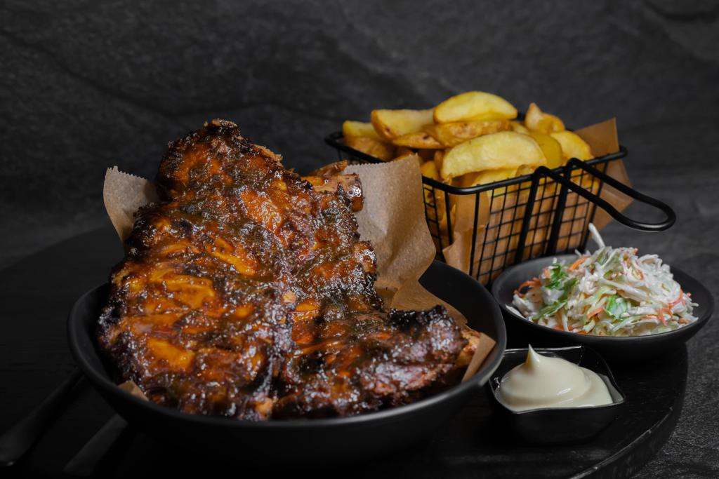 Alladin (30) opent premium ribbetjesrestaurant op Sint-Pietersplein ...