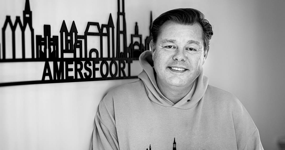 Oud-wethouder Kees (54) slikt zijn tranen weg als hij het goede nieuws ...