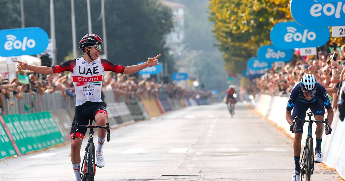 Tadej Pogacar sprint sneller dan Enric Mas en volgt zichzelf op als ...