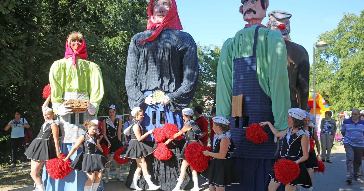 Reuzen laten hun gezicht zien op jaarmarkt | Sint-Genesius-Rode | hln.be