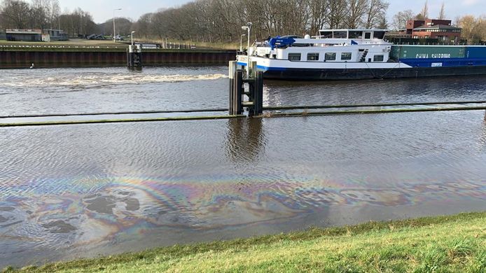 Oliespoor van honderden meters in Wilhelminakanaal | Oosterhout | bndestem.nl