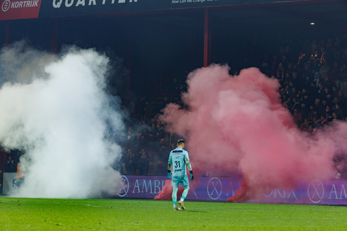 ‘Mortiervuur’ op KV Kortrijk, rookbommen vliegen van buiten stadion tot ...