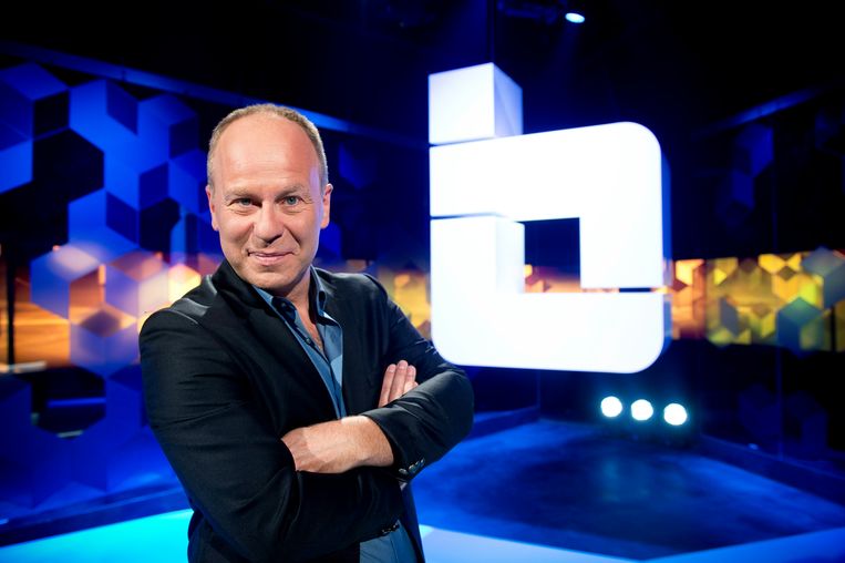 Ben Crabbé grijpt met zijn twee handen naar zijn mond en trekt grote ...