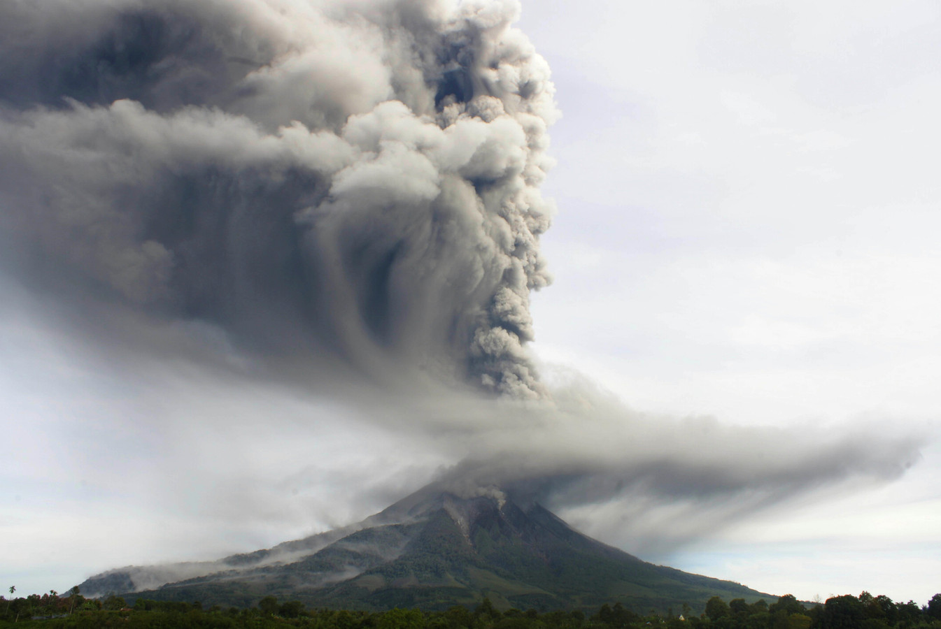 Indonesische vulkanen Sinabung en Merapi uitgebarsten | Foto | AD.nl