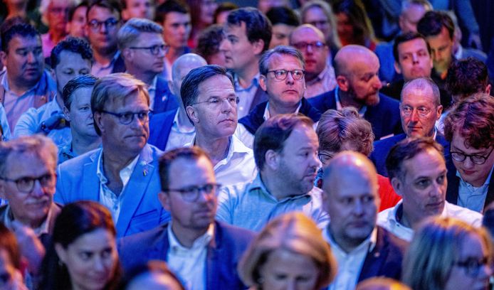 VVD-top krijgt toch weer wat tijd voor asielpakket, maar ‘veenbrand ...