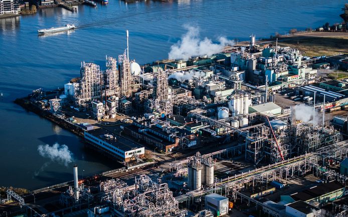 Chemours legt deel productie stil uit vrees voor dwangsom | Binnenland ...