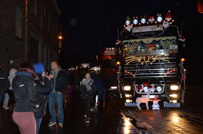 Versierde en verlichte trucks brengen rechteroever in kerstsfeer tijdens kersttruckshow | Ninove ...