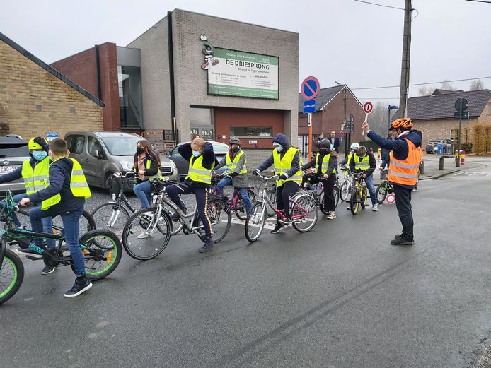 500 Bilzerse leerlingen krijgen verkeersles op de fiets | Bilzen | hln.be