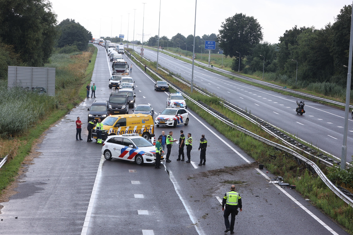 Automobilist zwaargewond bij eenzijdig ongeluk op A59 Waalwijk richting Den Bosch | Foto | AD.nl