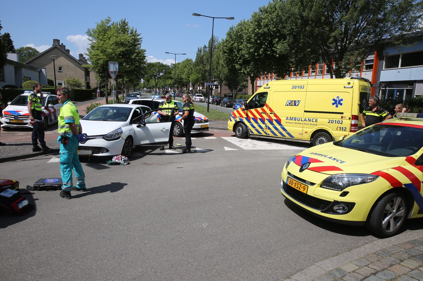 Fietser ernstig gewond bij ongeval met auto in Bergen op Zoom | Foto ...