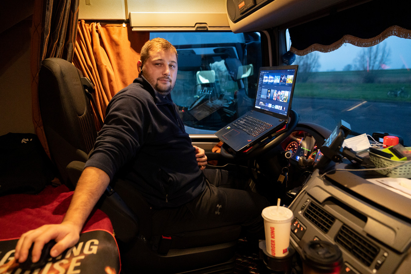Truckers overnachten noodgedwongen op de vluchtstrook: 'Ze staken m'n ...