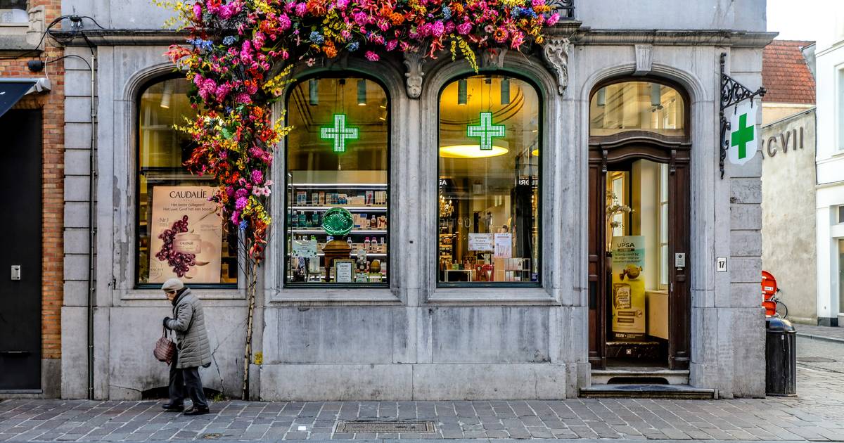 Londen en Parijs achterna: Apotheek Soete fleurt gevel op met kunstbloemen | Brugge | hln.be