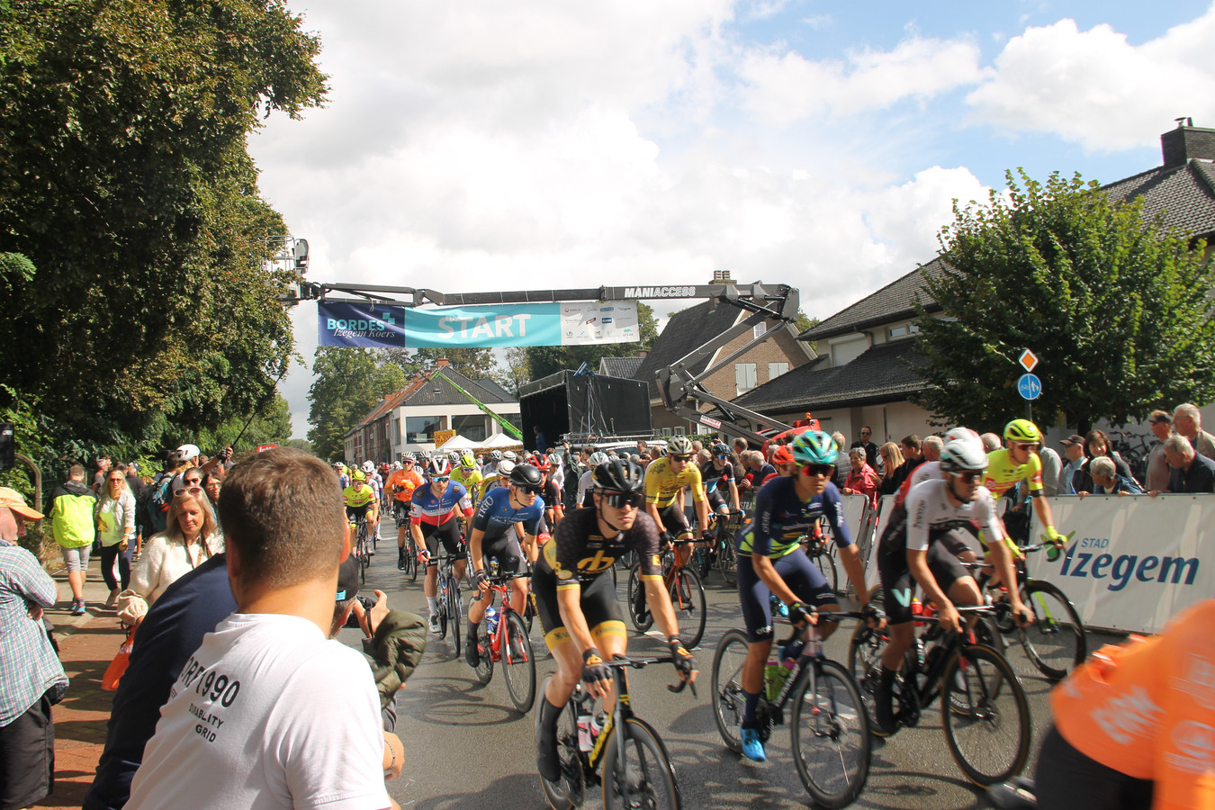 Nieuwe start, maar volksfeest als vanouds bij Izegem Koers: “We hebben ...