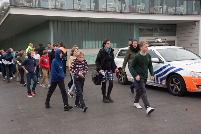 Secundaire school ontruimd na bommelding, afzender van bericht ontkent ...