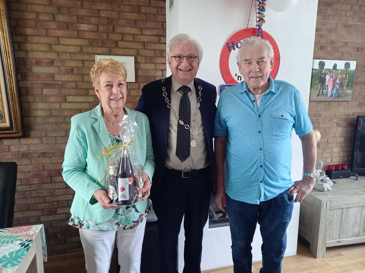 Grote suikerspin en historische optocht in klederdracht | Foto ...