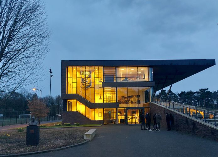 Honderd supporters Vitesse halen verhaal bij clubleiding op Papendal ...