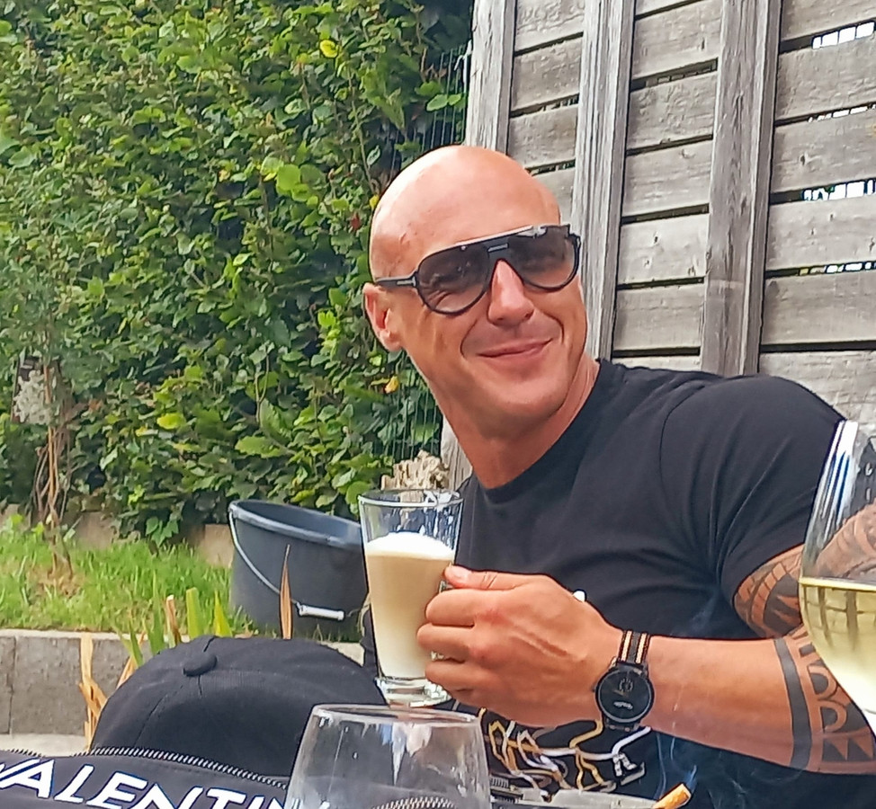 Bekende bodybuilder Jonas (39) overleden na hartaderbreuk: “‘Blijf bij ons, niet weggaan’ riepen ...