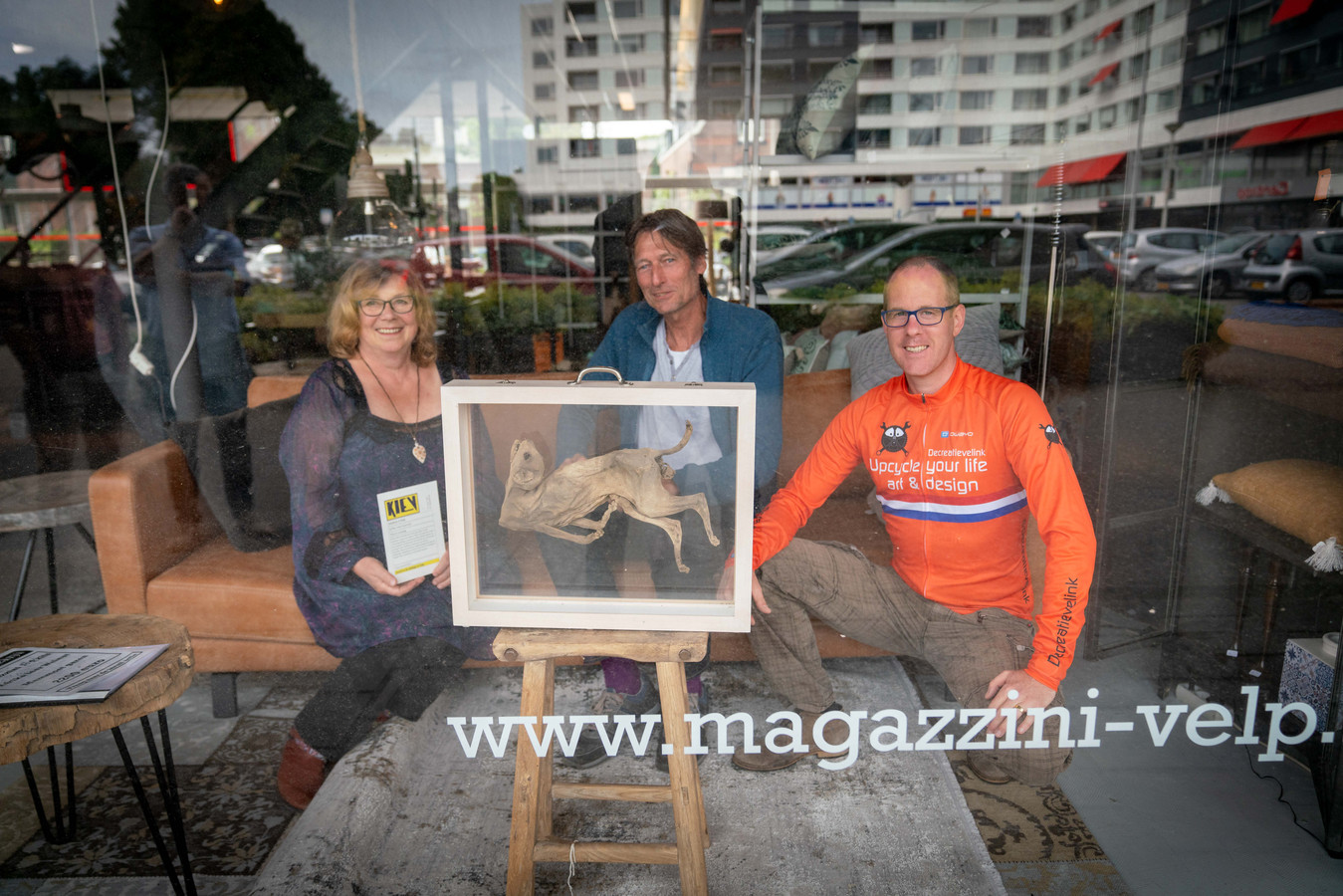 Gemummificeerde kat en andere kunst in 50 Velpse etalages | Foto | AD.nl