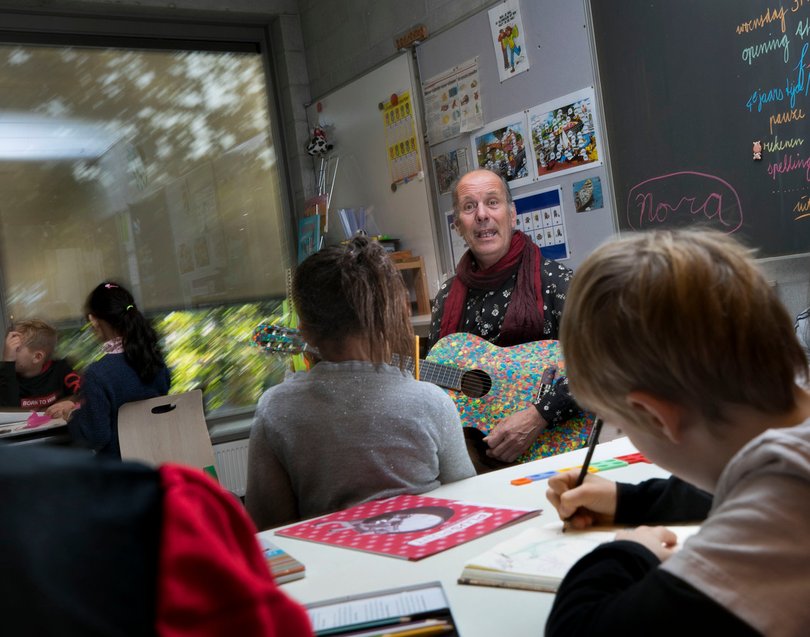 Meneer Pieter van De Driestam in Woensel maakt al veertig jaar lessen ... Meneer Pieter van De Driestam in Woensel maakt al veertig jaar lessen ...