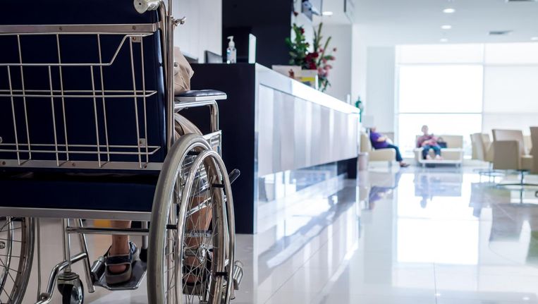 "Demente bejaarden worden vastgebonden in rusthuis": Vandeurzen stuurt ...