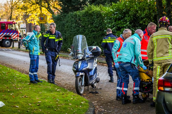 Scooterrijdster raakt zwaargewond aan haar hoofd na val op nat wegdek ...