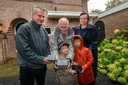 Terwijl Ron (82) in Apeldoorn een gedenksteen voor zijn opa legt, wordt ...