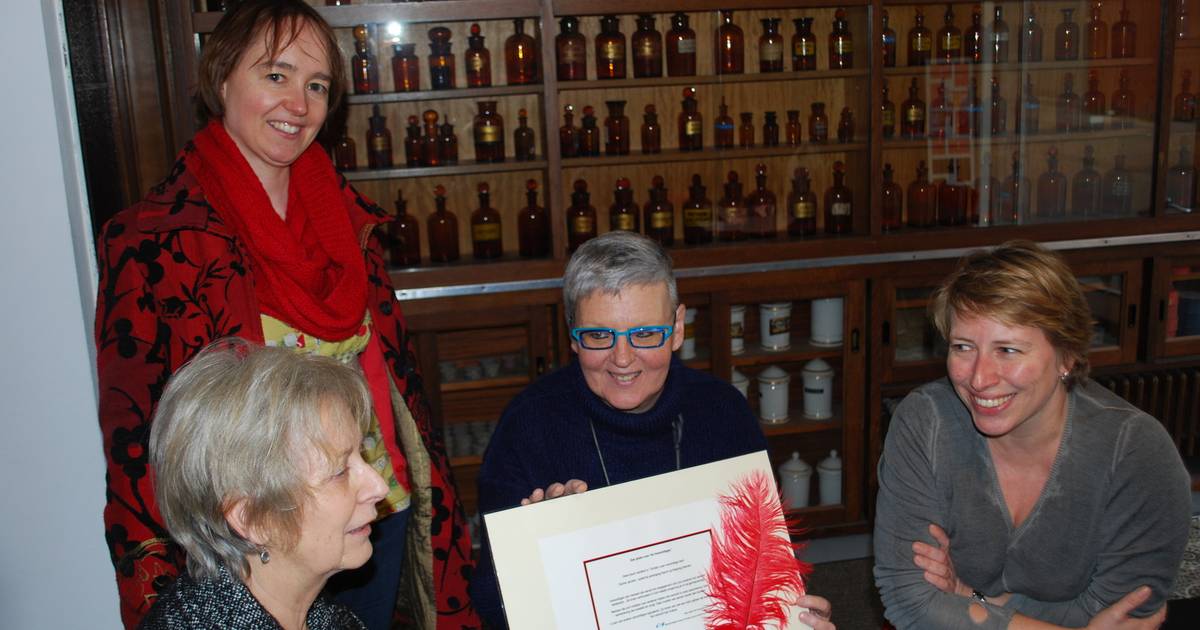 Carine Jacobs krijgt Rooie Pluim | Mechelen | hln.be