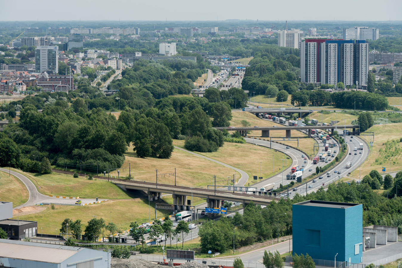 Twee rijstroken versperd door ongeval op de Antwerpse Ring | Foto | pzc.nl