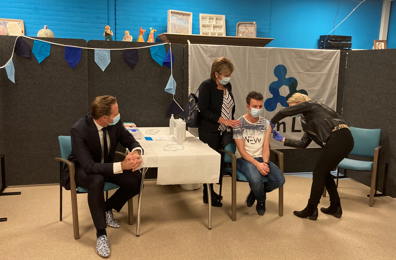 Fred twijfelde geen moment en gaf Hugo de Jonge een stevige knuffel ...