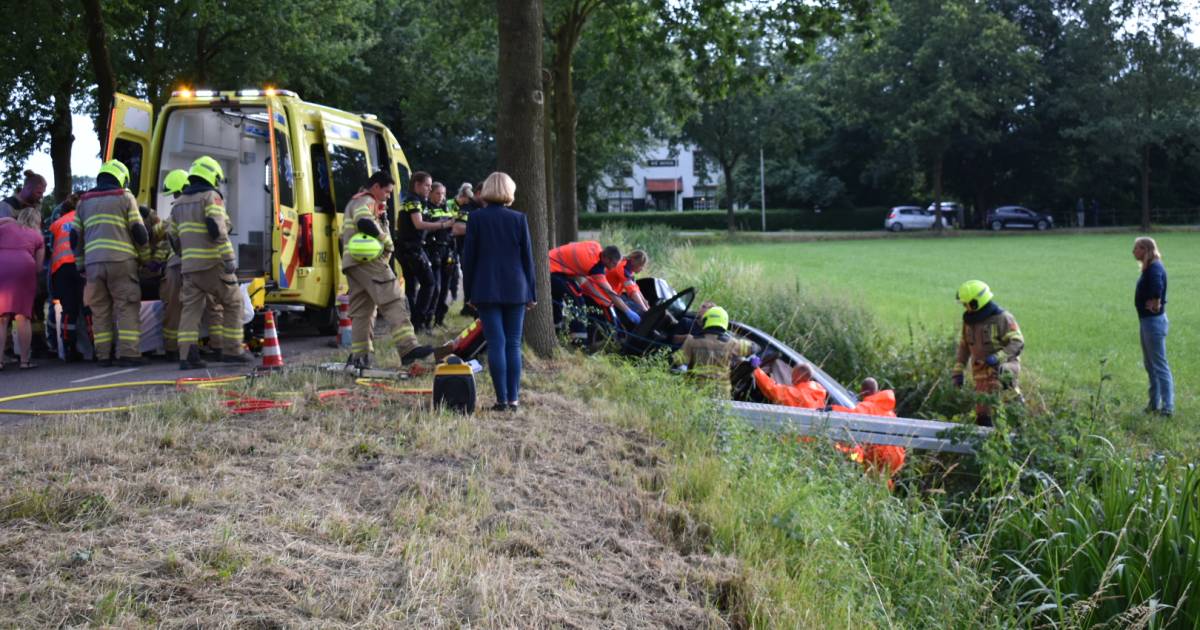 Vier inzittenden uit auto bevrijd na botsing tegen boom; voertuig ...