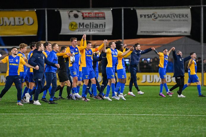 Knullige tegengoals voorkomen stunt Blauw Geel, maar dankzij een fraaie ...