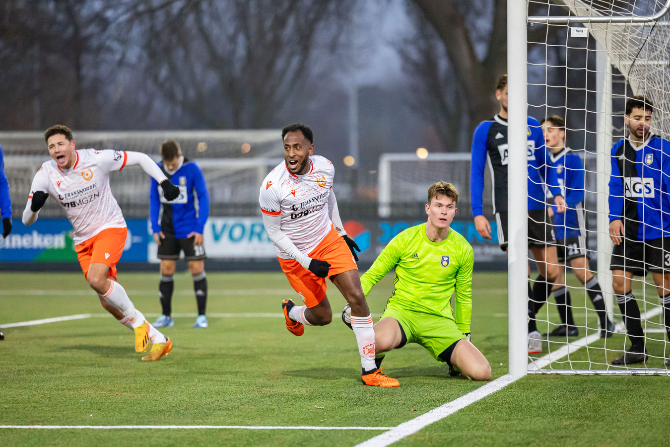Oranje Wit ontdoet zich pas laat van Pelikaan: ‘Met die strafschop ... Oranje Wit ontdoet zich pas laat van Pelikaan: ‘Met die strafschop ...