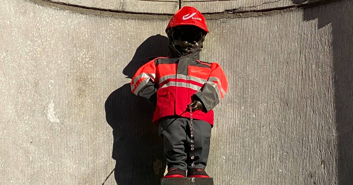Manneken Pis krijgt postbode-outfit aangemeten | Brussel | hln.be