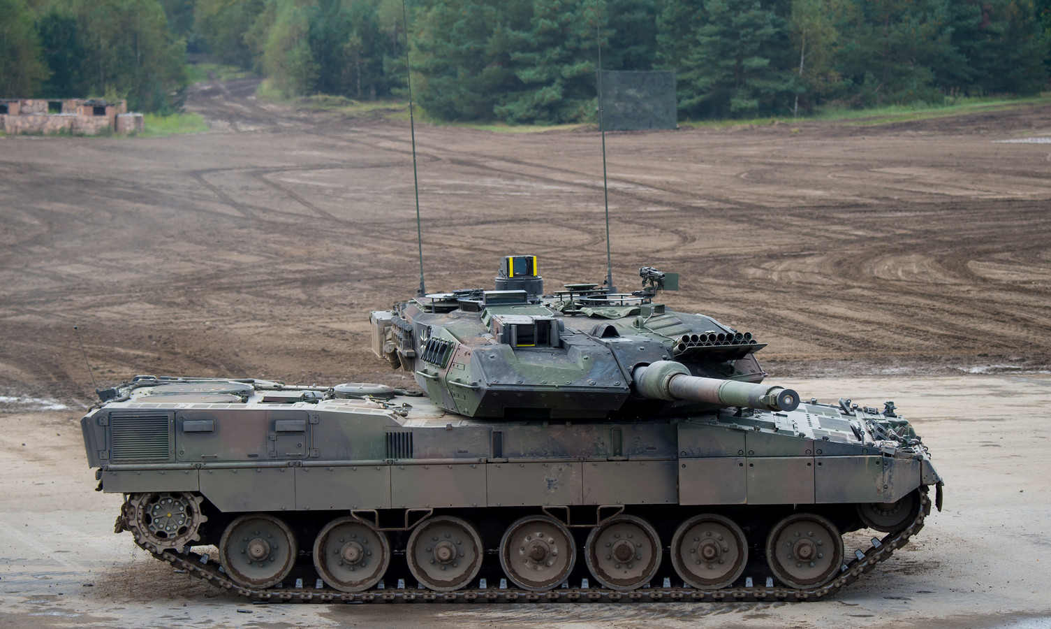 Tank verplettert twee Duitse soldaten in jeep tijdens oefening | Foto ...