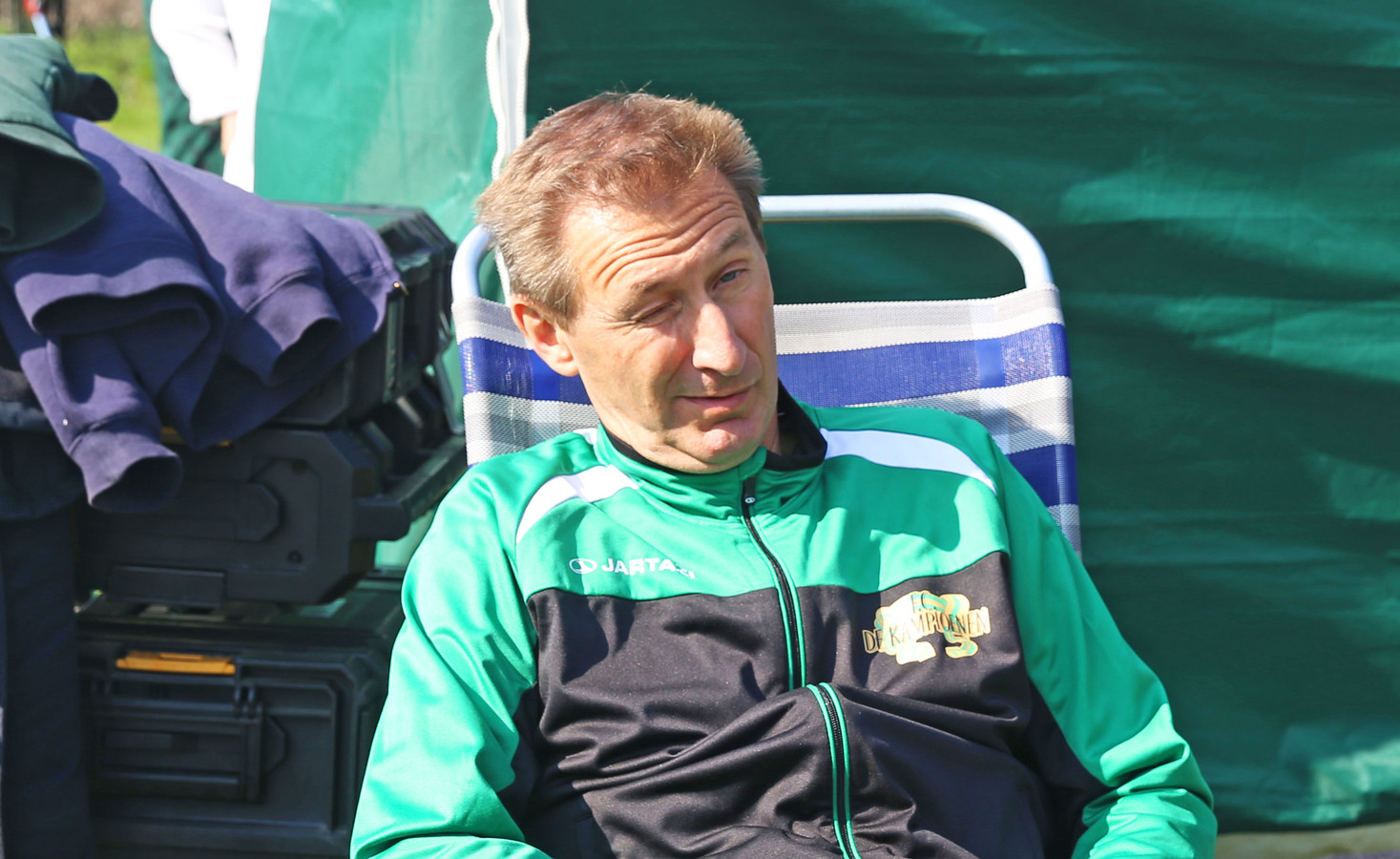 Café en voetbalveld Bij Stinne vormen decor voor nieuwste Kampioenen ...