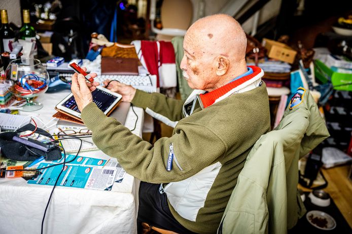 Jan-Willem (86) gaf al zijn bankpassen mee aan oplichters: ‘Je hoeft er ...