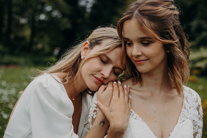 Eerst overwonnen ze samen anorexia, nu zijn Marie (24) en Ine (24 ...