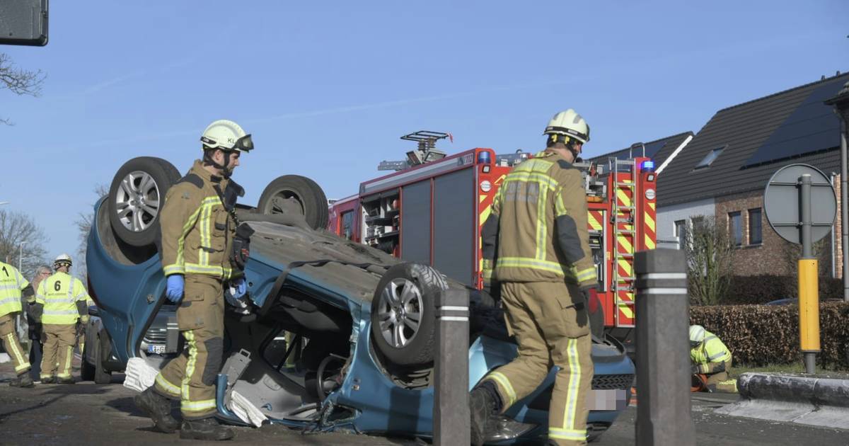 82-jarige bestuurder over kop met auto na ongeval | Kalmthout | hln.be