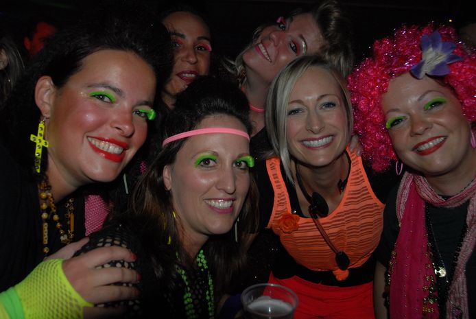 Bezoekers Q-Music Foute Party houden zich aan dresscode: Fout! | 's ...
