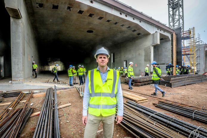 Met projectleider Bert (40) in de werfput waar Scheldetunnel voor ...