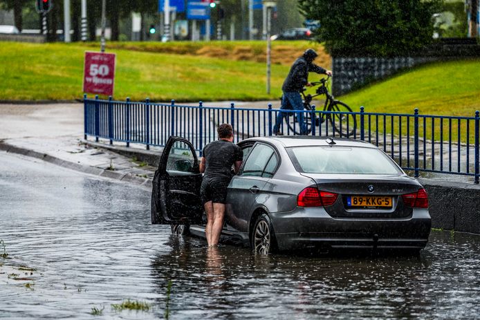 Heftige hoosbui zet delen Eindhoven onder water: wijk in Valkenswaard ...