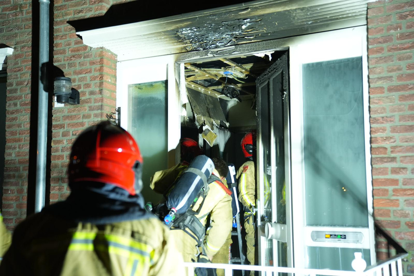 Huis onbewoonbaar na brand door kapotte gasleiding, ook woning van ...