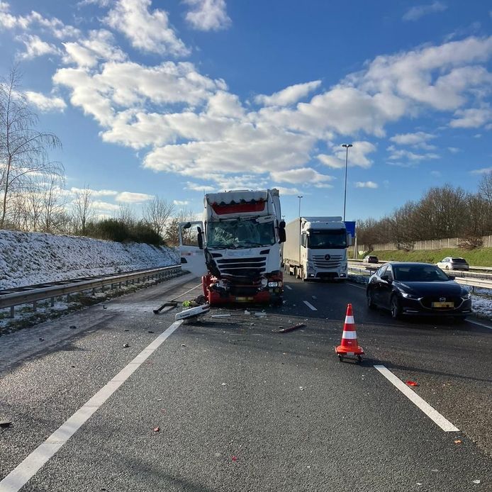 Ravage op A58 door ongeval met twee vrachtwagens, grote file weer opgelost | 112 nieuws Breda ...
