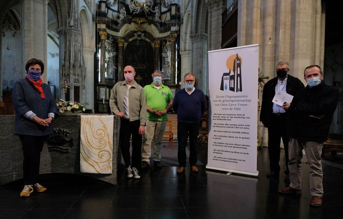 Pastoor Onze-Lieve-Vrouw-over-de-Dijle krijgt kazuifel die bij altaar ...